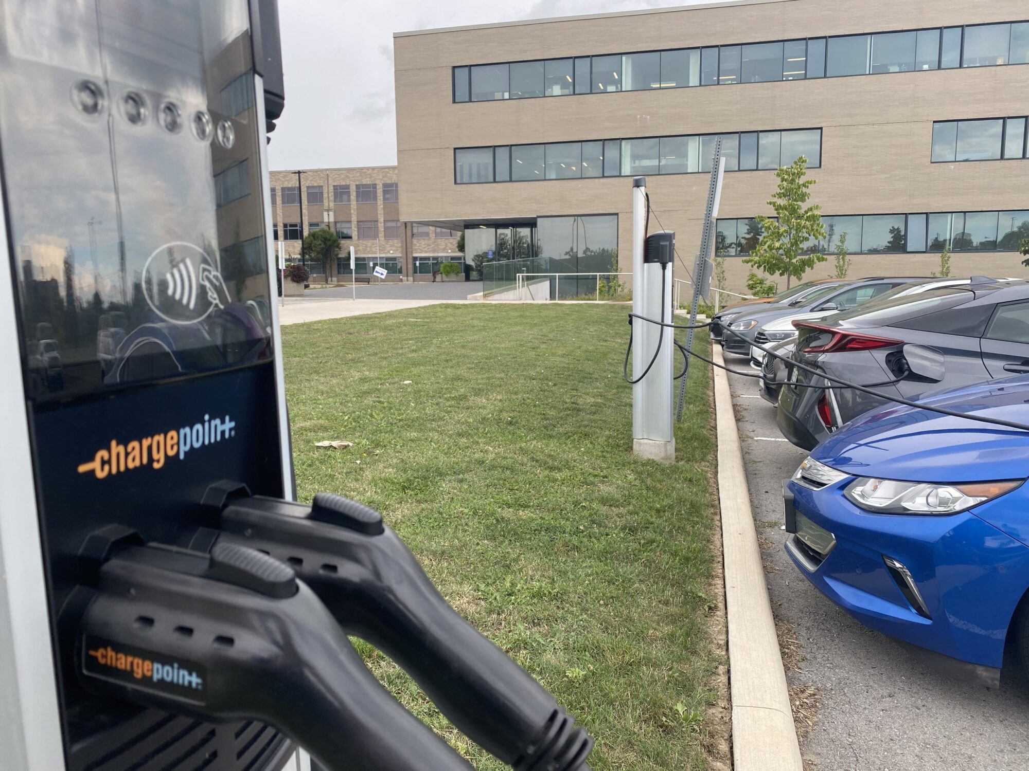 Niagara College installs new electric vehicle charging stations and ...